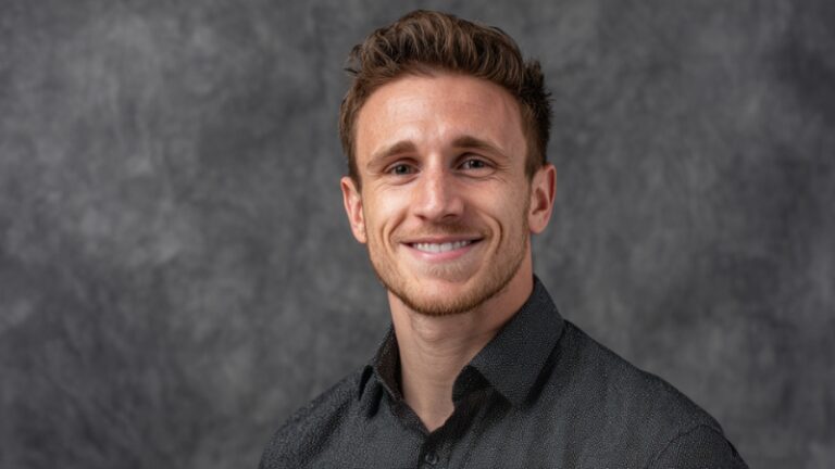 How to Take a Profile Picture That Feels Real and Professional - Jump Story
